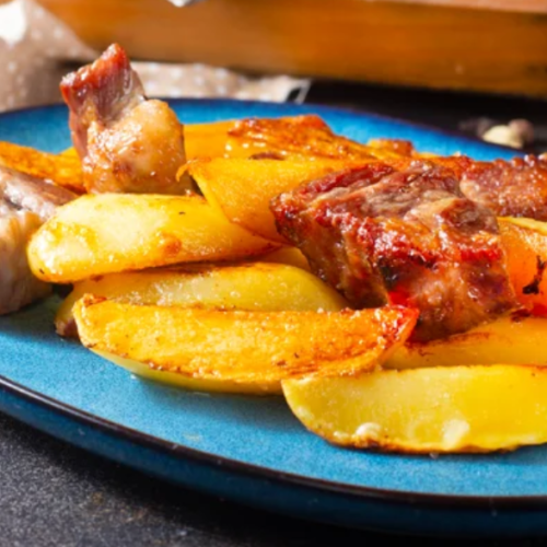 Gebackenes Kalbfleisch mit Bäcker-Kartoffeln – Balkangericht aus dem Ofen